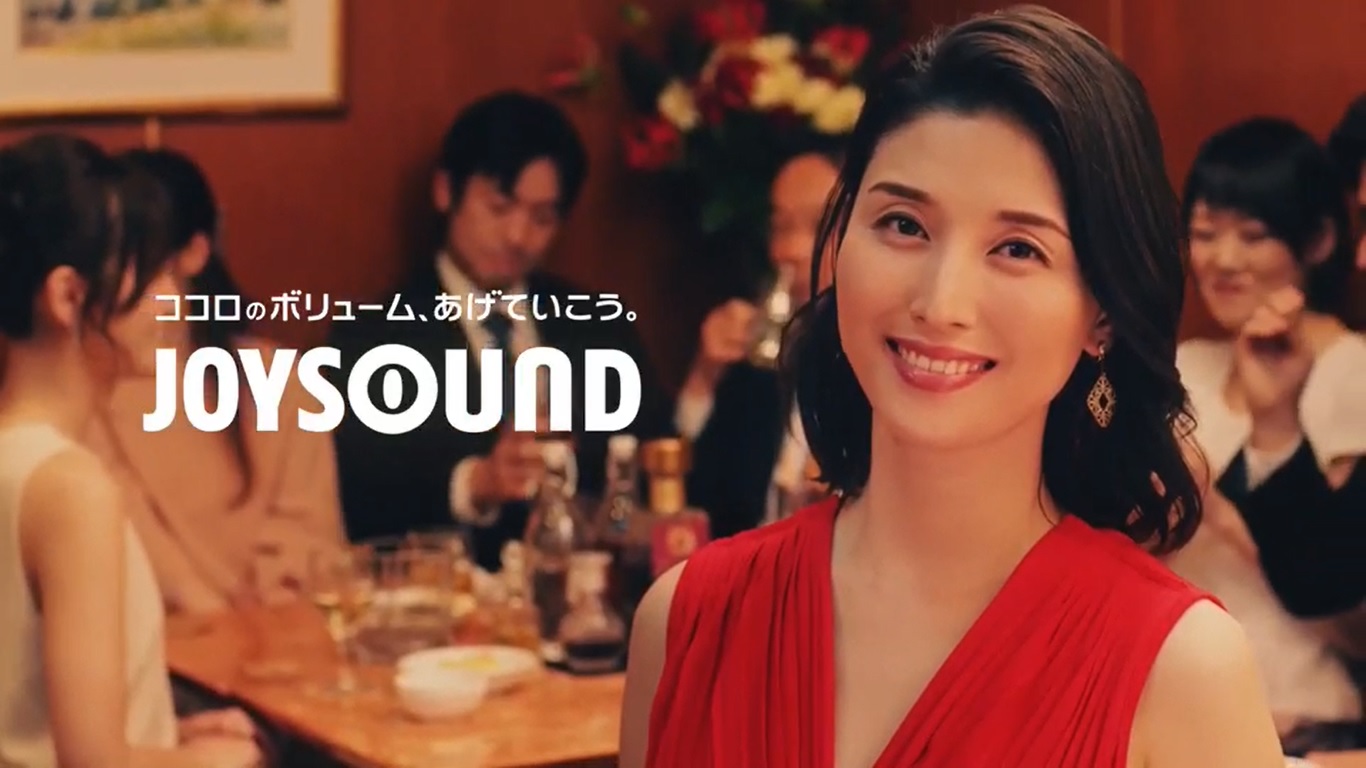 今年もJOYSOUNDサポーターとして夜の街を応援！橋本マナミさんがスナックのママに扮した新CMを公開 | 株式会社エクシング